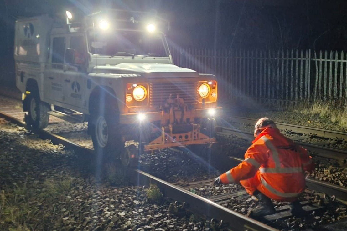 R2R 4x4 Supports Overnight Rail Work in Sheffield - Aquarius Railroad ...